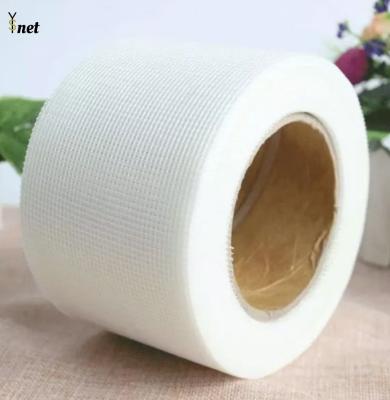 Cina Gruppi di nastro adesivo di tessuto a maglia di 9*9 mm prodotti in fibra di vetro nastro adesivo di fibra di vetro, nastro adesivo a maglia di fibra di vetro per cartoni di gesso con lunghezza di 20m 45m 90m. in vendita