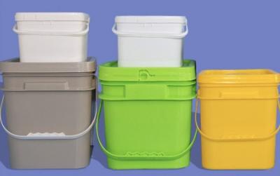 Cina 2 Lbs Square Food Storage Plastic Buckets With Lids IML Decoration in vendita
