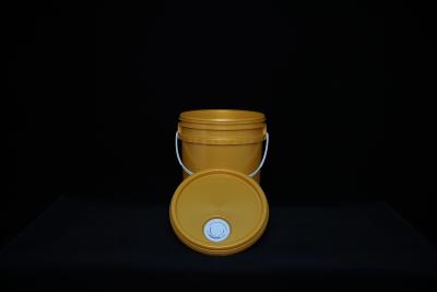 Cina Metal Handle Leakproof Plastic Paint Bucket With Snap On Lid in vendita