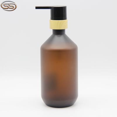 China 500ml Frosted Amber Plastic Shampoo and Shower Gel Bottle with Bamboo Pump for sale