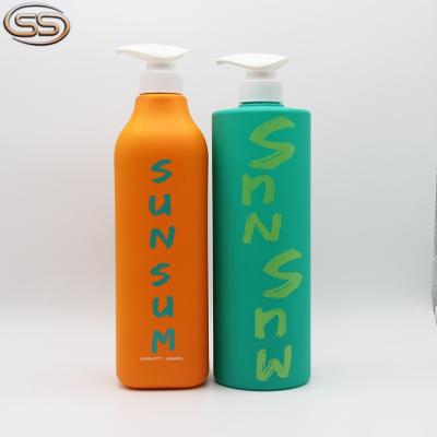 China Custom Color 1000ml Plastic Cosmetic Lotion Pump Bottle for Shampoo and Shower Gel for sale