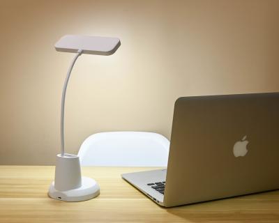 Cina Lampada da tavolo usb pieghevole moderna Lampada a LED con 10 lampadine 5 Watt Immagine Illuminazione perfetta in vendita