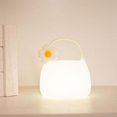 Cina Lampada portatile moderna e carina Lampada da tavolo a LED bianca calda per camera da letto Materiale in silicone ricaricabile USB in vendita