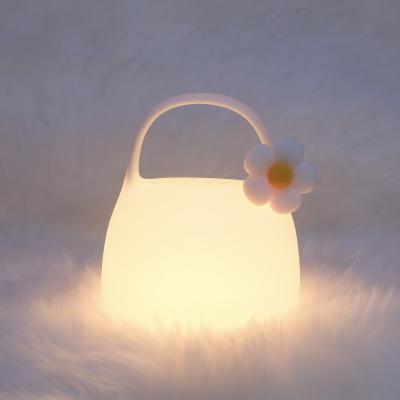 Cina Lampada portatile moderna e carina Lampada da tavolo a LED bianca calda per camera da letto Materiale in silicone ricaricabile USB in vendita