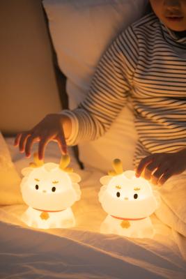Cina Smart Voice Dragon Charge Con Dormire Silicone Pat Creativo Luce Notturno Regalo Colorato Atmosfera Luce in vendita