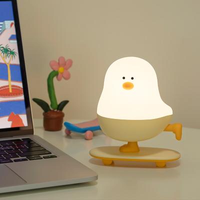 Cina Moderno Rechargeable LED Skateboard Lampada notturna pollo ABS Decorazione desktop camera da letto Con Touch Power Regalo di vacanza per i dormienti in vendita