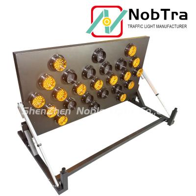 Cina 13 tipi di modalità di lavoro LED Arrow Board con camion montato per la strada in vendita