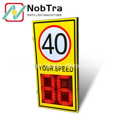 China Pole Or Trailer Mount Solar Powered Radar Speed Signs with W Waveform Detects Moving Vehicles and 140 Pcs LED Quantities for sale