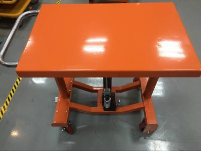 Cina Altezze regolabile elettrica della Tabella di ascensore idraulico di quattro ruote dimensioni della Tabella da 610 x 915 millimetri in vendita