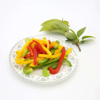 Verse groene, rode en gele paprika's Gesneden strookjes van bevroren gemengde zoete paprika's tegen mooie prijzen