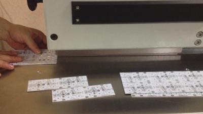 Cina PCB Separattion Machine With Two Linear Blades High Speed Steel in vendita