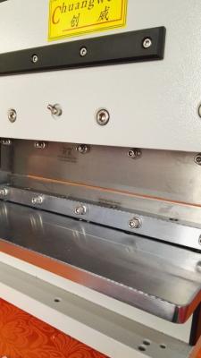 Cina PWB pneumatico Depanelizer con la struttura solida del ferro e 2 lame lineari taglienti in vendita