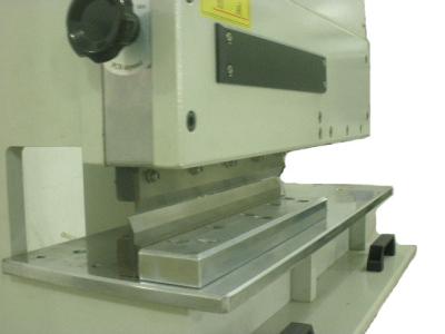 Cina Protecting PCB board, PCB singulation machine with 2 linear blades CWVC-3 in vendita
