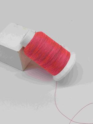 Cina Filato per maglieria del filo riflettente leggero rosa del ricamo utilizzato nelle borse del cappello dell'abbigliamento in vendita