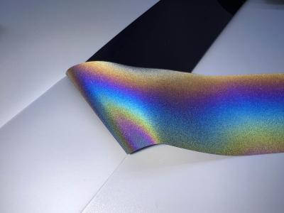 China Regenboogwarmte-overbrengingsreflecterende tape die wordt gebruikt om verschillende patronen voor kledingstukken te maken Te koop