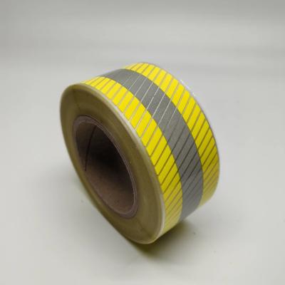 Cina Twill Stripes Silver Yellow Reflective Heat Transfer Film Autoadesivo per abbigliamento abbigliamento da lavoro in vendita