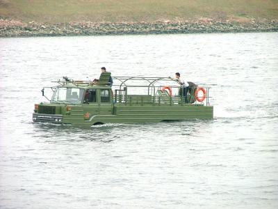 China Vehículo anfibio de RHD Dongfeng EQ2102, 6x6 Duck Boat, camiones de Dongfeng 6x6 en venta