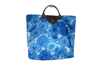 China Blue flower partten foldable shopping bags with wrapped handles for sale