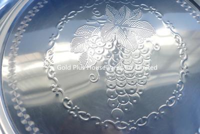 Cina 45cm Wholesale silver round serving tray for wedding checkered metal food tray platter stainless steel round food plate in vendita