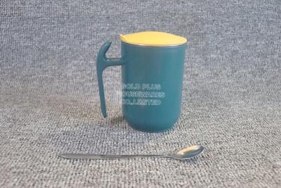 Cina Cheap plain green coffee mug promotion double wall keep warm metal steel coffee mug with lid spoon in vendita