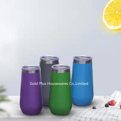 La taza grande del agua del vientre coloreó las tazas termales aisladas del brillo del vaso del vino de las tazas del vaso con el desplazamiento de la tapa
