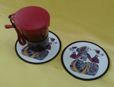 Chine Caboteurs de table de broderie, tapis de tasse de table, protections chaudes de coton à la maison de textile, en stock, MOQ200, à vendre