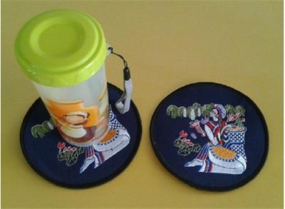 Chine Caboteurs brodés de tasse, tapis de tasse de table, tapis chaud de vaisselle de ménage, usine de la Chine en stock à vendre