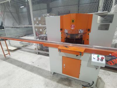Cina Macchina per la fabbricazione di filtri HEPA in acciaio metallico 220V 50Hz Macchina per il taglio del telaio in alluminio in vendita