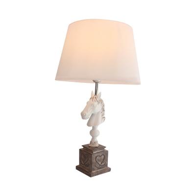 China Wholesale European light luxury decorative Table Lamp Retro bedroom bedside lamp heart-shaped luxury horse head table lamp LED for sale