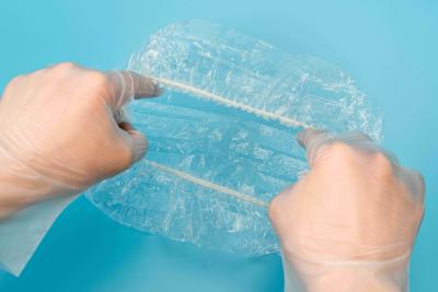 China Latex-Free Elastic Disposable PE Plastic Shower Cap For Hotel/Factory/Home for sale