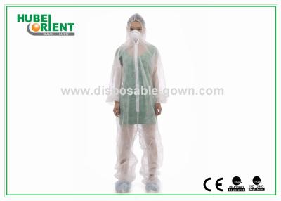 Cina Abbigliamento da lavoro bianco monouso resistente agli acidi Indumenti protettivi con cappuccio per prevenire l'inquinamento in vendita