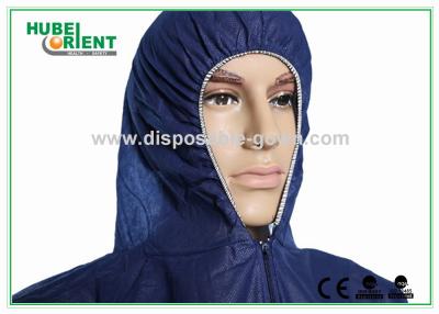 Cina Abbigliamento monouso impermeabile non tessuto/SMS/MP Costume da lavoro di sicurezza con cappuccio e copertura per i piedi in vendita