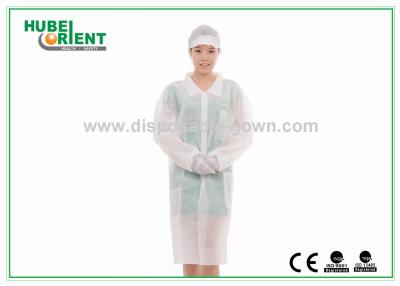 Cina Mantelli da visita monouso a prova di polvere non tessuti in PP colorati con scarponi con colletto di diverso stile in vendita