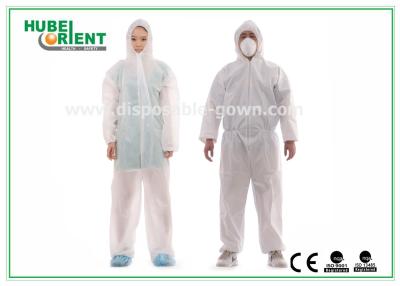 Cina Abbigliamento monouso bianco non tessuto PP / SMS / PP + abbigliamento protettivo PE con cappuccio in vendita