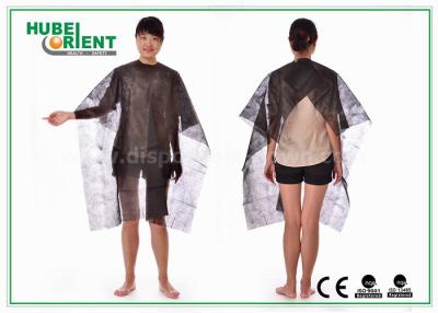 Cina Bianco Nero Abito kimono usa e getta / non tessuto Protezione taglio capelli Poncho stile cappuccio in vendita