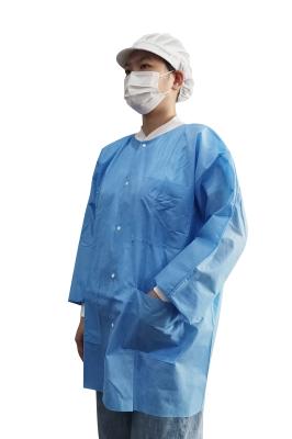 中国 ワークショップ/工場/食品加工用のポケット付き通気性使い捨てSMS白衣 販売のため