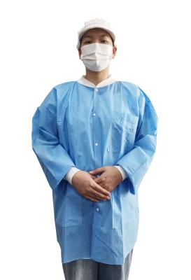 中国 ワークショップ/工場/食品加工用のポケット付き通気性使い捨てSMS白衣 販売のため