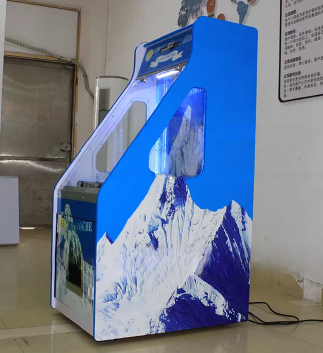 Coin pusher machine with prize payout mechanism