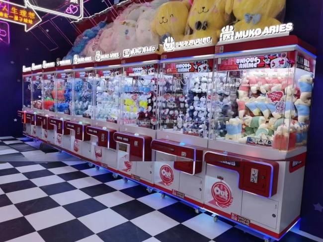 Children enjoying the cutting doll game machine