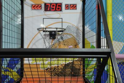 Cina Macchina nera del gioco della fucilazione di pallacanestro, cerchi Arcade Machine With Tickets della via in vendita