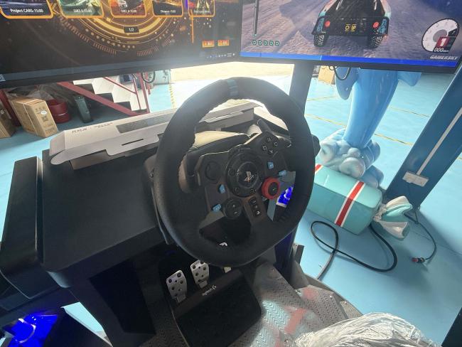 Dreamland racing game machine in operation