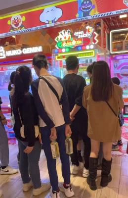 China English Support Luxury Claw Machine Arcade Shake Ball Game Electronic Claw Machine Vending Game Machine for sale