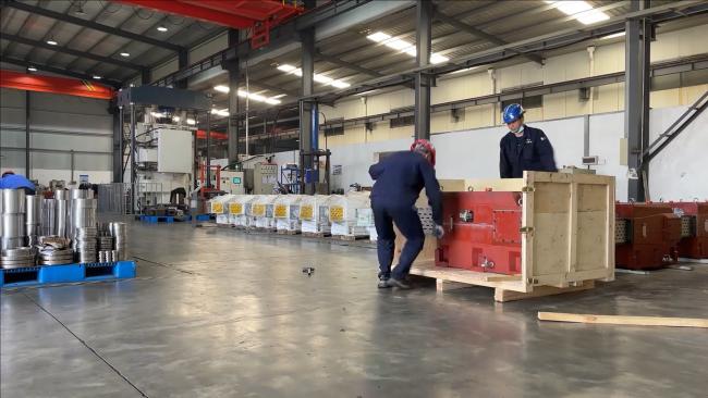 平行対ねじ押出機を共同回すための変速機