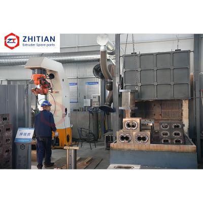 China Barril de extrusora segmentado con diámetro de orificio de 134 mm y distancia central de 110 mm para extrusión de doble husillo en venta