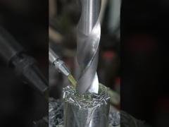 Certains procédés de traitement des éléments de vis d‘extrudeuse à double vis