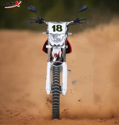 Cina Motor Cross per adulti raffreddamento dell'aria 200-250cc Doppia moto sportiva con 4-6 capacità di carburante e sistema di azionamento a catena in vendita