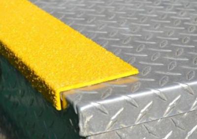 Cina Profili strutturali in FRP resistenti allo scivolamento Profili angolari lunghezza personalizzata,profili in fibra di vetro pultrudati Quadrato strutturale in vendita