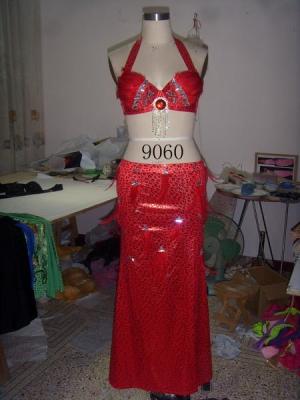 Cina 2 reggiseni di lunghezza del pavimento del collo rosso della capezza dei pc & vestiti metallici di danza del ventre della gonna in vendita