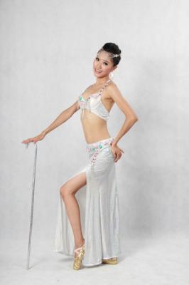 Cina Reggiseni di lunghezza del pavimento del collo bianco nobile della capezza & vestiti metallici di danza del ventre della gonna in vendita