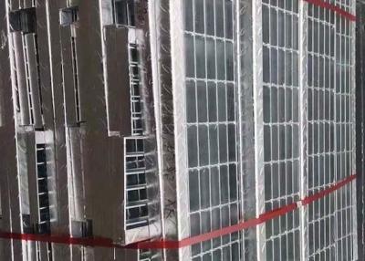 Cina la immersione calda della grata 60mm del acciaio al carbonio di 20mm ha galvanizzato la grata d'acciaio del passaggio pedonale in vendita